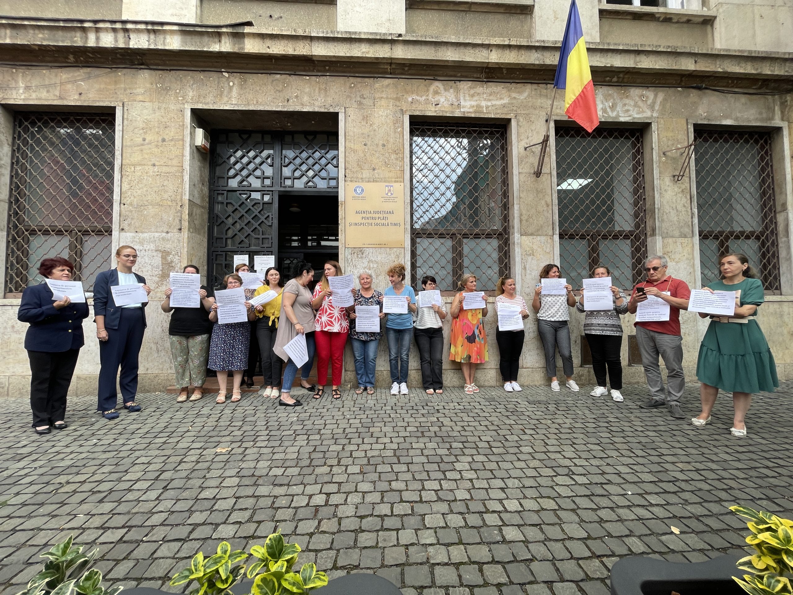Protest spontan la AJPIS Timiș. Angajații au ieșit în stradă FOTO ...